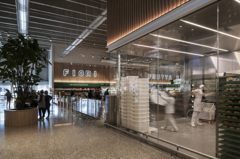 Amazon debuted its first full-sized cashierless grocery store in North ...