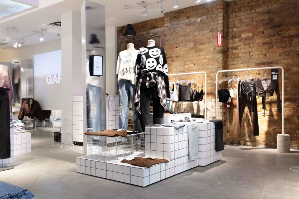 Garage's Connected Pop-Up Store by Groupe Dynamite Inc. - Design Raid