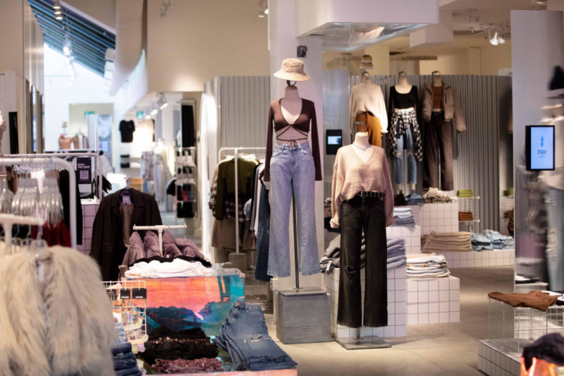 Garage's Connected Pop-Up Store by Groupe Dynamite Inc. - Design Raid