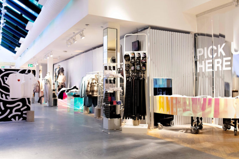 Garage's Connected Pop-Up Store by Groupe Dynamite Inc. - Design Raid